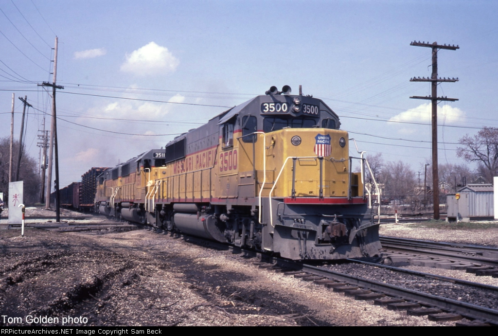 3 MoPac GP50s Southbound